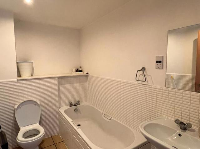 72 Lancefield Quay, 3/9 2 bed flat to rent £1,325 pcm £306 pw
