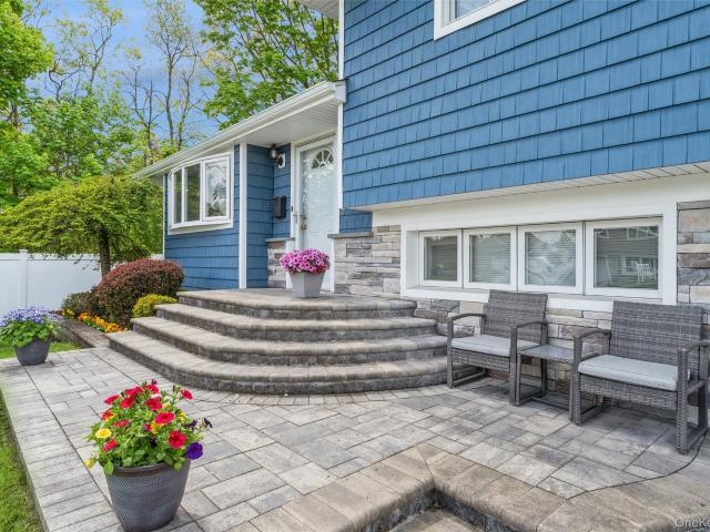 72 Lincoln Rd W, Plainview, NY 11803 | MLS #992892 | Compass