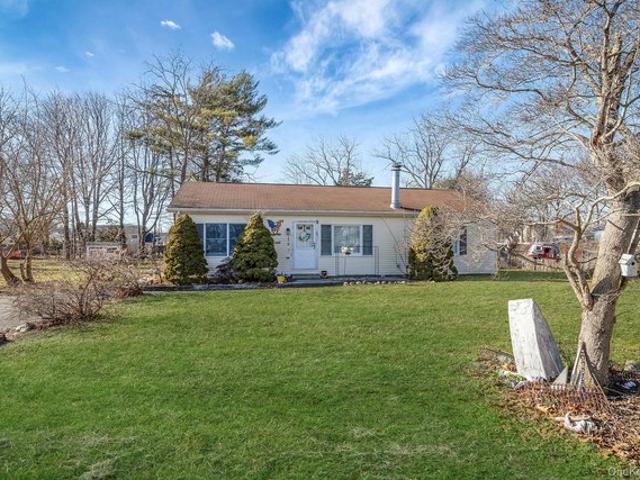 72 Locust Ave, Oakdale, NY 11769