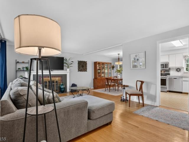 72 Lyons Pl
