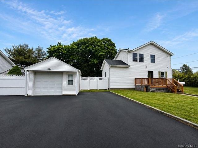 72 Peckham Ave, Islip, NY 11751