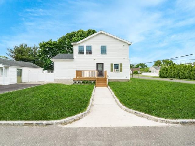 72 Peckham Ave, Islip, NY 11751