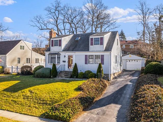 72 Seaman Rd, Glen Cove, NY 11542