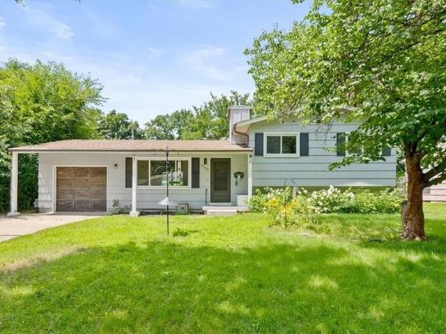 7306 Larsen Ln, Shawnee, KS 66203