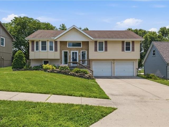 7309 Erika Ct, Pleasant Valley, MO 64068