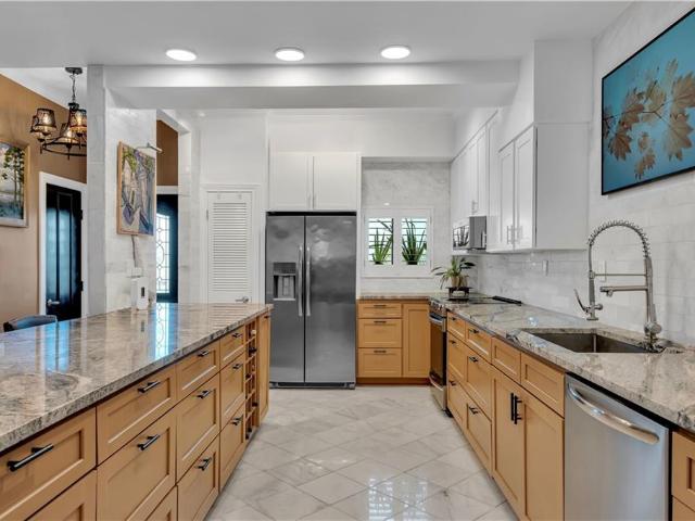 7300 Lakeshore Drive # 20
