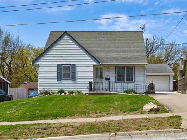 7301 Oliver Smith Dr, Urbandale, IA 50322