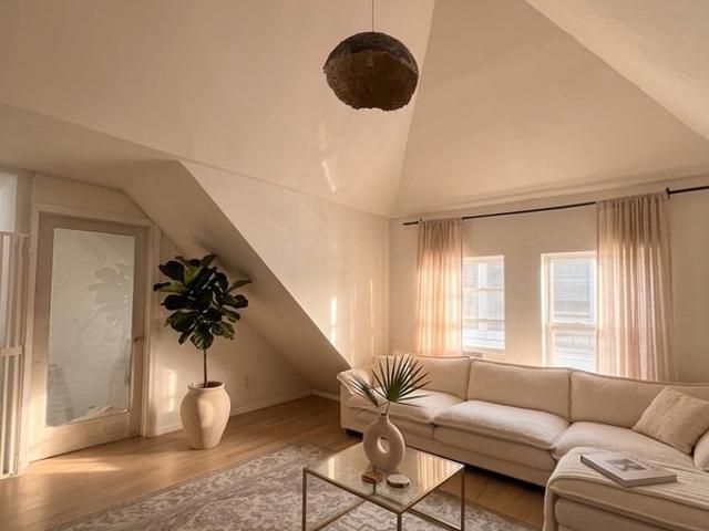 7/30 2 stops Manhattan EFMR7/LIRR Modern house