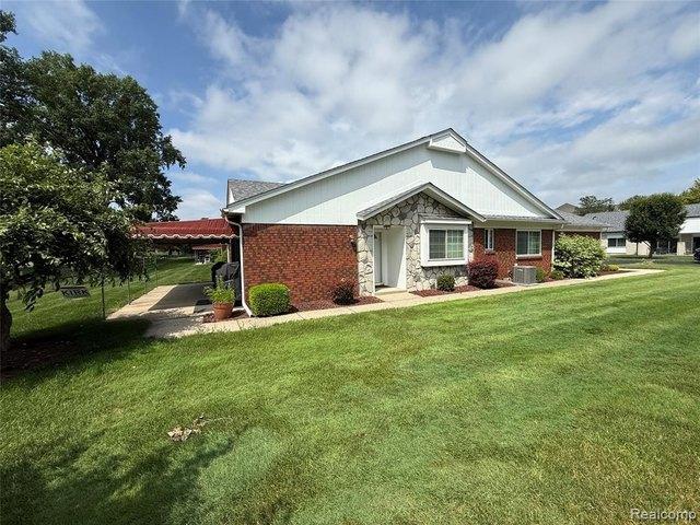 730 Country Club Dr Unit 36, Saint Clair Shores, MI 48082