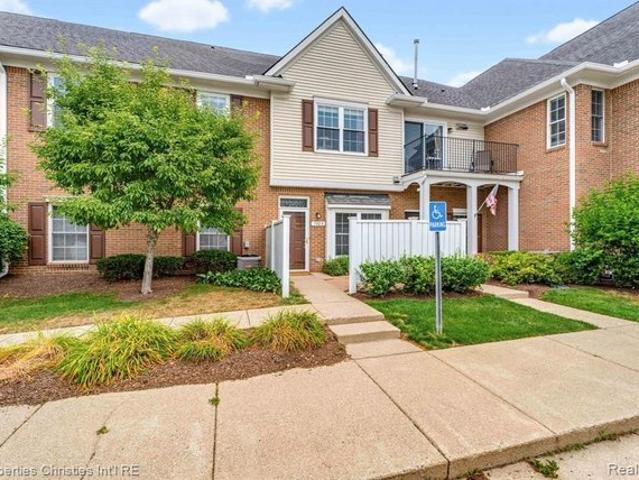 730 Amberly Dr, Waterford Township, MI 48328
