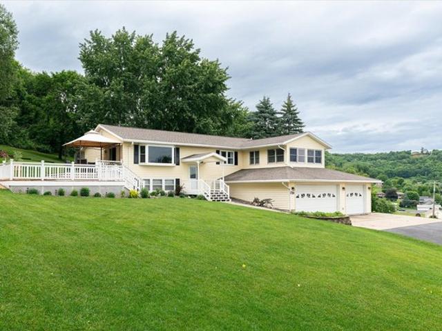 731 4th St N, La Crescent, MN 55947