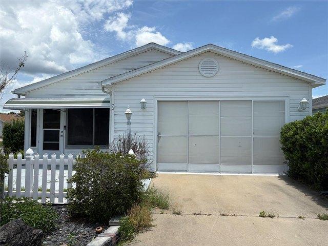 731 Dumas St, Lady Lake, FL 32159