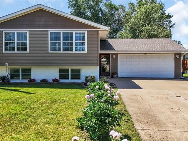 731 Main St, Fairfax, IA 52228
