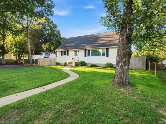 731 Muncey Rd, West Islip, NY 11795