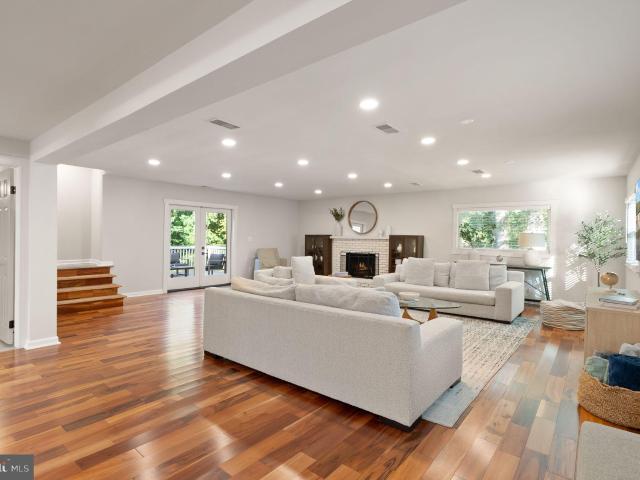 7324 Auburn St, Annandale, VA 22003 | MLS #VAFX2302 | Compass