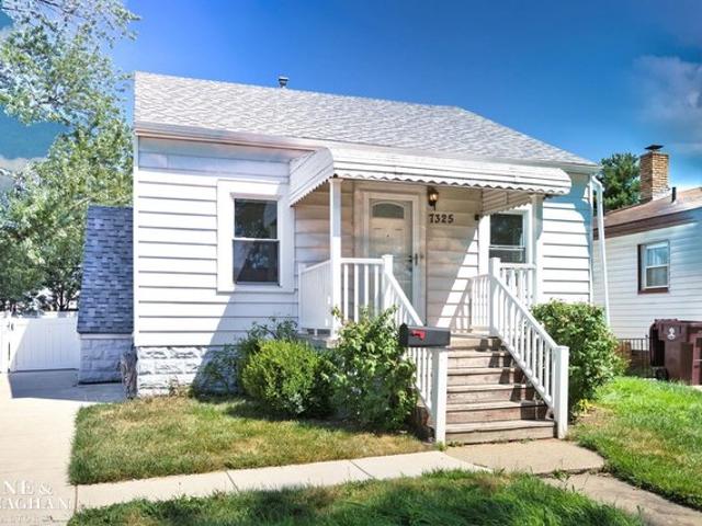 7325 McKinley St, Center Line, MI 48015