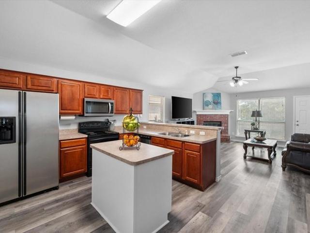 7321 Grass Valley Trl, Fort Worth, TX 76123