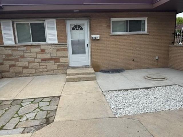 7323 N Damen Ave, Chicago, IL 60645
