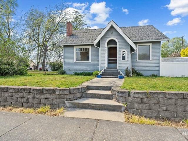 732 4th St, Clarkston, WA 99403