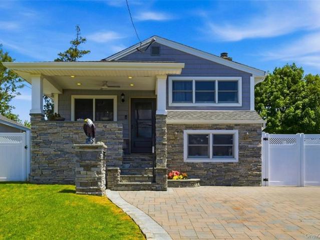 732 S 5th St, Lindenhurst, NY 11757