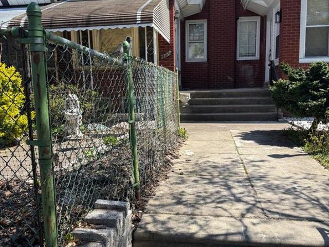 7337 E Walnut Lane