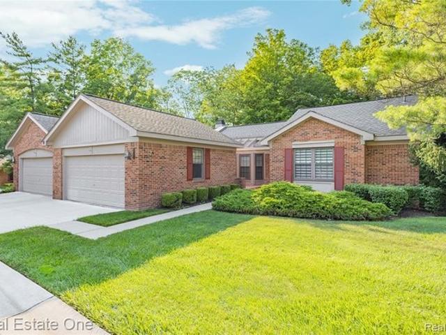 7332 Meadowridge Cir, West Bloomfield Township, MI 48322