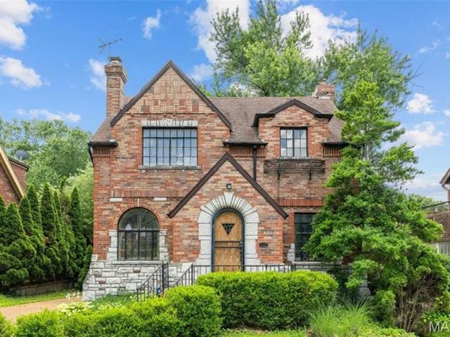 7332 Country Club Dr, Saint Louis, MO 63121