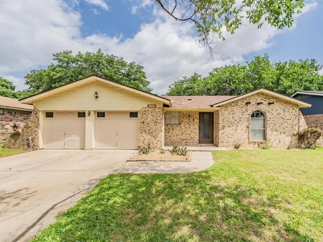 733 Bluebonnet Dr, Hurst, TX 76053
