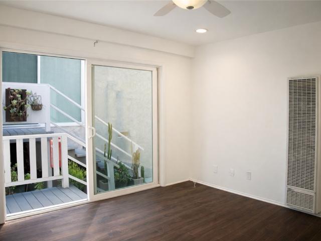 733 Manhattan Beach Boulevard B