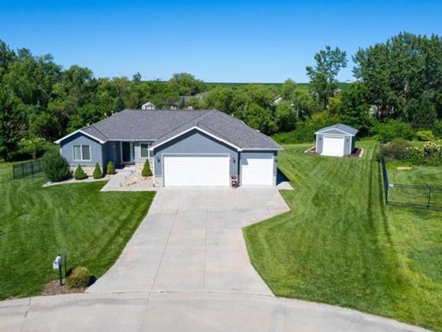 733 Spruce Cir, Palmyra, NE 68418