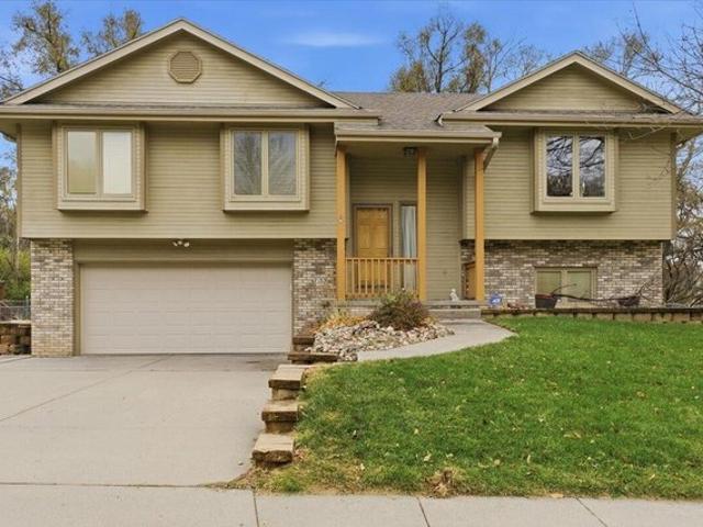 733 Parkwild Dr, Council Bluffs, IA 51503