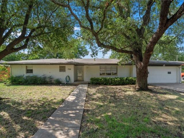 733 W 5th St, McGregor, TX 76657
