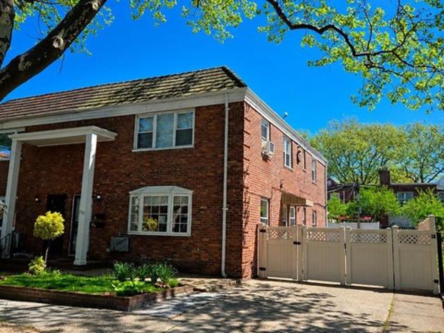 7345 th St, Fresh Meadows, NY 11366