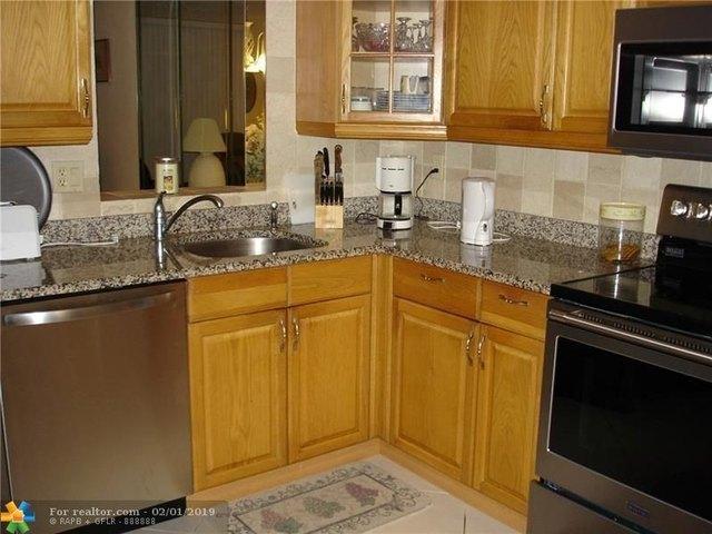 7340 Lake Circle Dr Apt 301, Margate, FL 33063