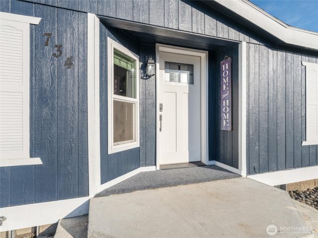 734 Lakeside Way SW
