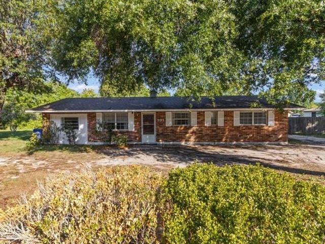 734 Magnolia Ave, Tavares, FL 32778