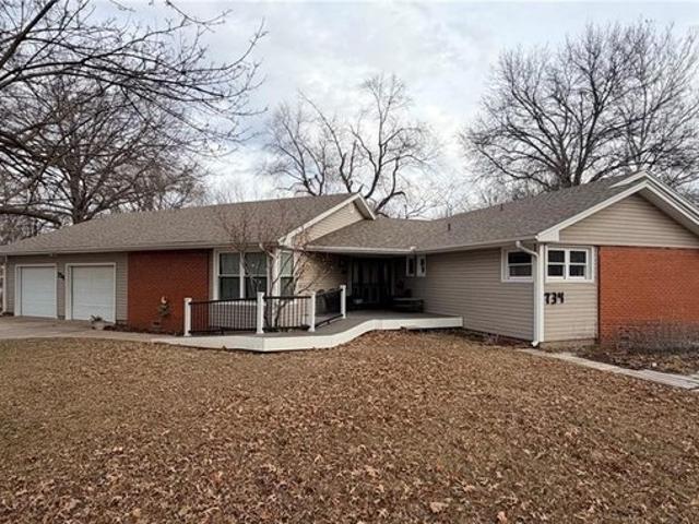734 N Leonard St, Girard, KS 66743