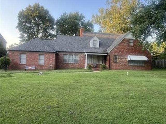 7355 Winchester Dr, Pasadena Hills, MO 63121