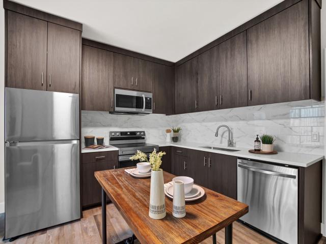 7350 N Greenwich Ave