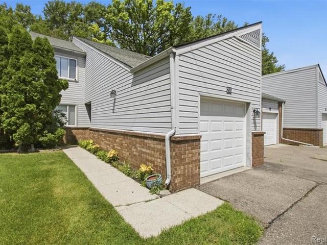 735 Claire Pointe Cir, Saint Clair Shores, MI 48081