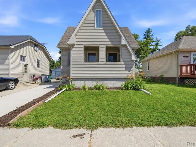 735 E Maxlow Avenue