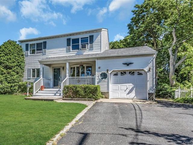 735 Muncey Rd, West Islip, NY 11795