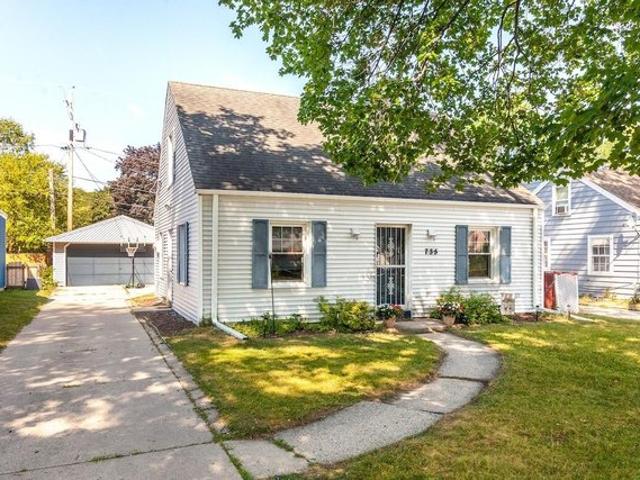 735 N 112th St, Wauwatosa, WI 53226