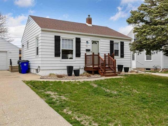 735 30th St SE, Cedar Rapids, IA 52403