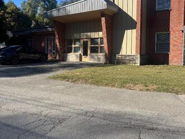 735 Park Dr, Alton, IL 62002
