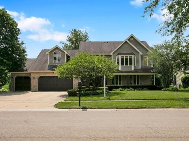 735 Queens Gate Cir, Sugar Grove, IL 60554