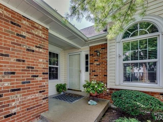 7366 Westover Colonial Ln, Shrewsbury, MO 63119