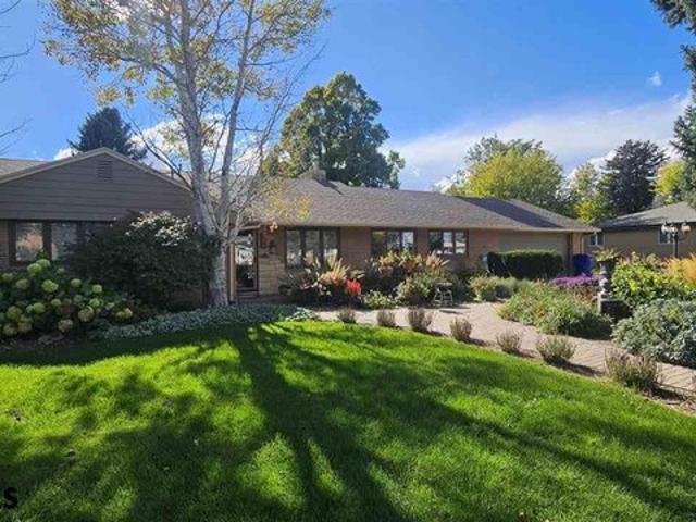 736 Hillcrest Dr, Scottsbluff, NE 69361
