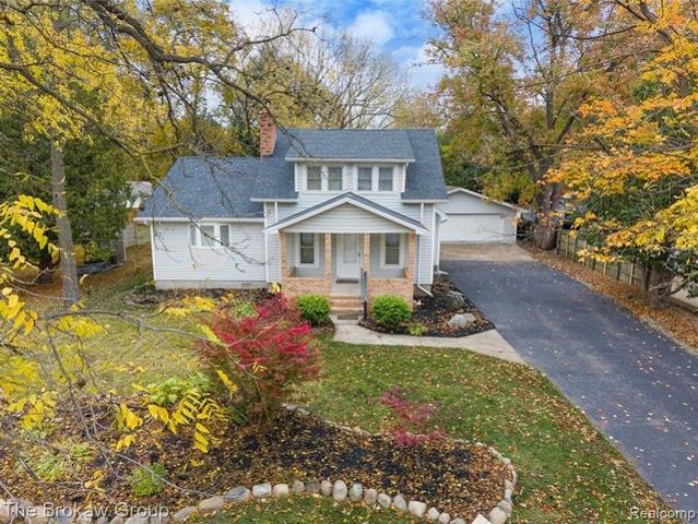 736 N Main St, Almont Vlg, MI 48003