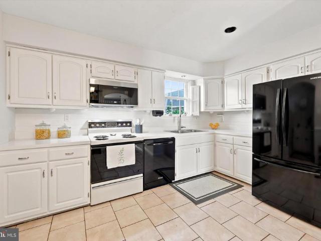 736 Village Lane